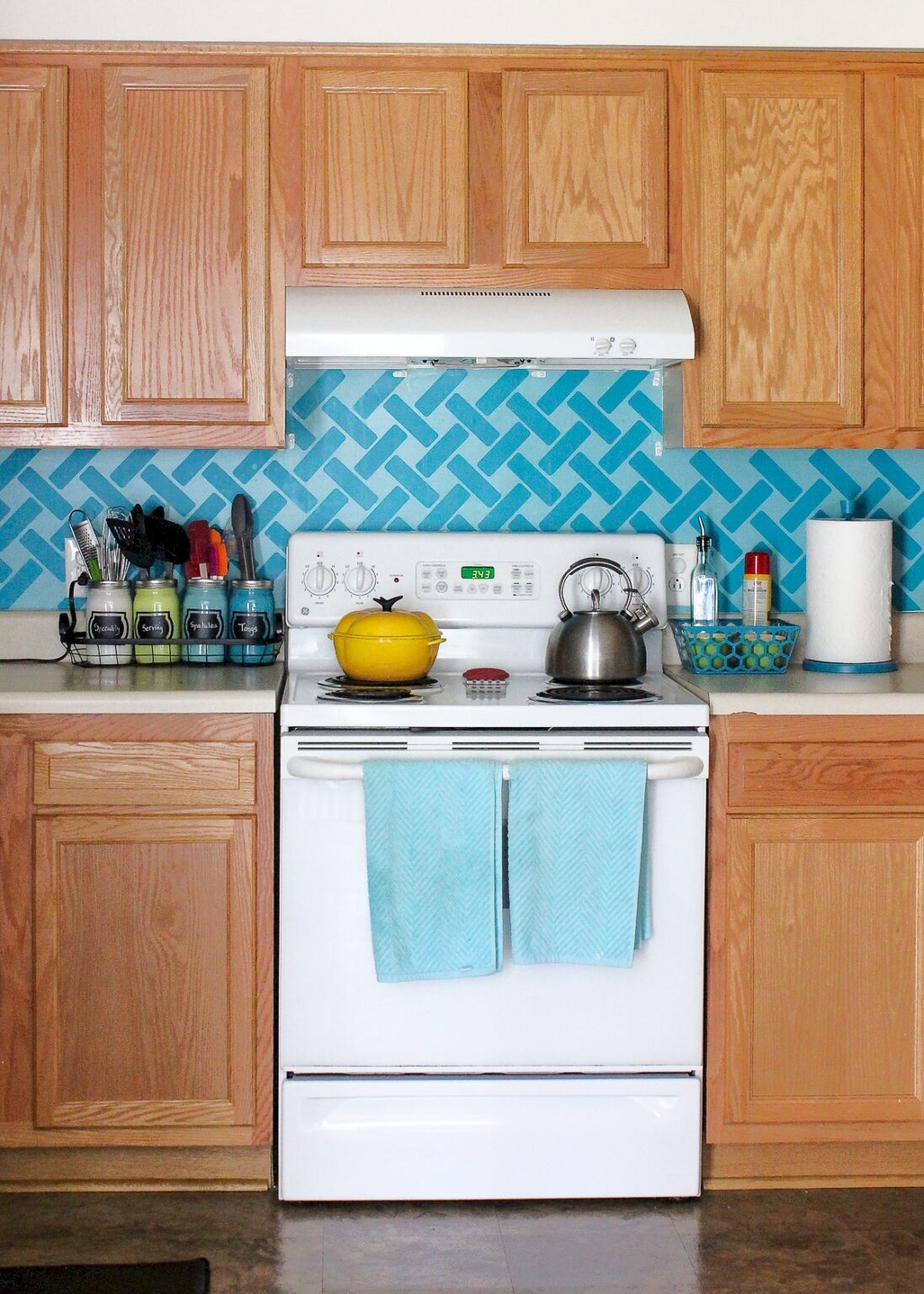 What Kitchen Color Schemes Work With Oak Cabinets? - The Homes I Have Made
