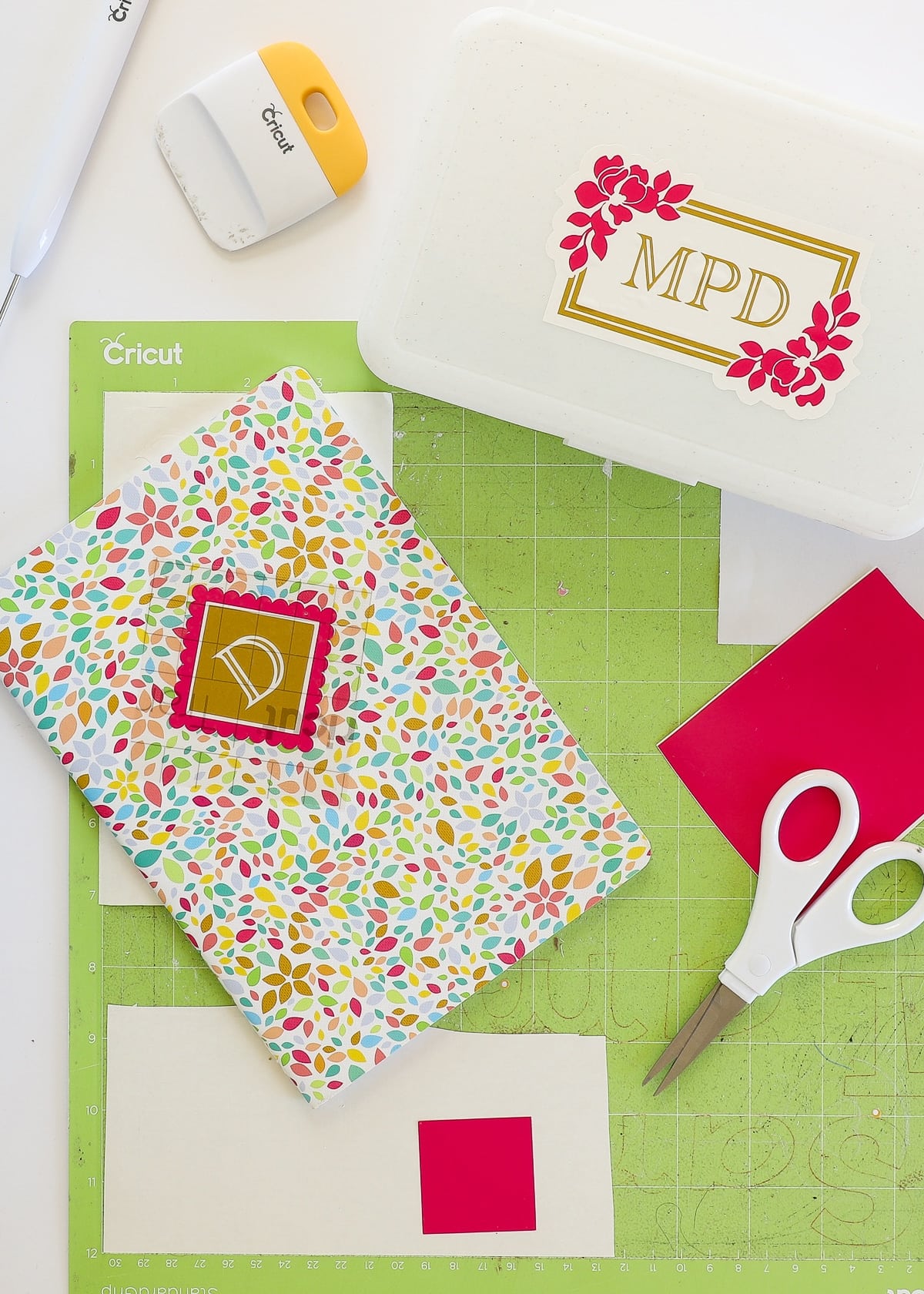 5 (Easy) Ways to Design Stylish Monograms for Your Cricut - The Homes I ...