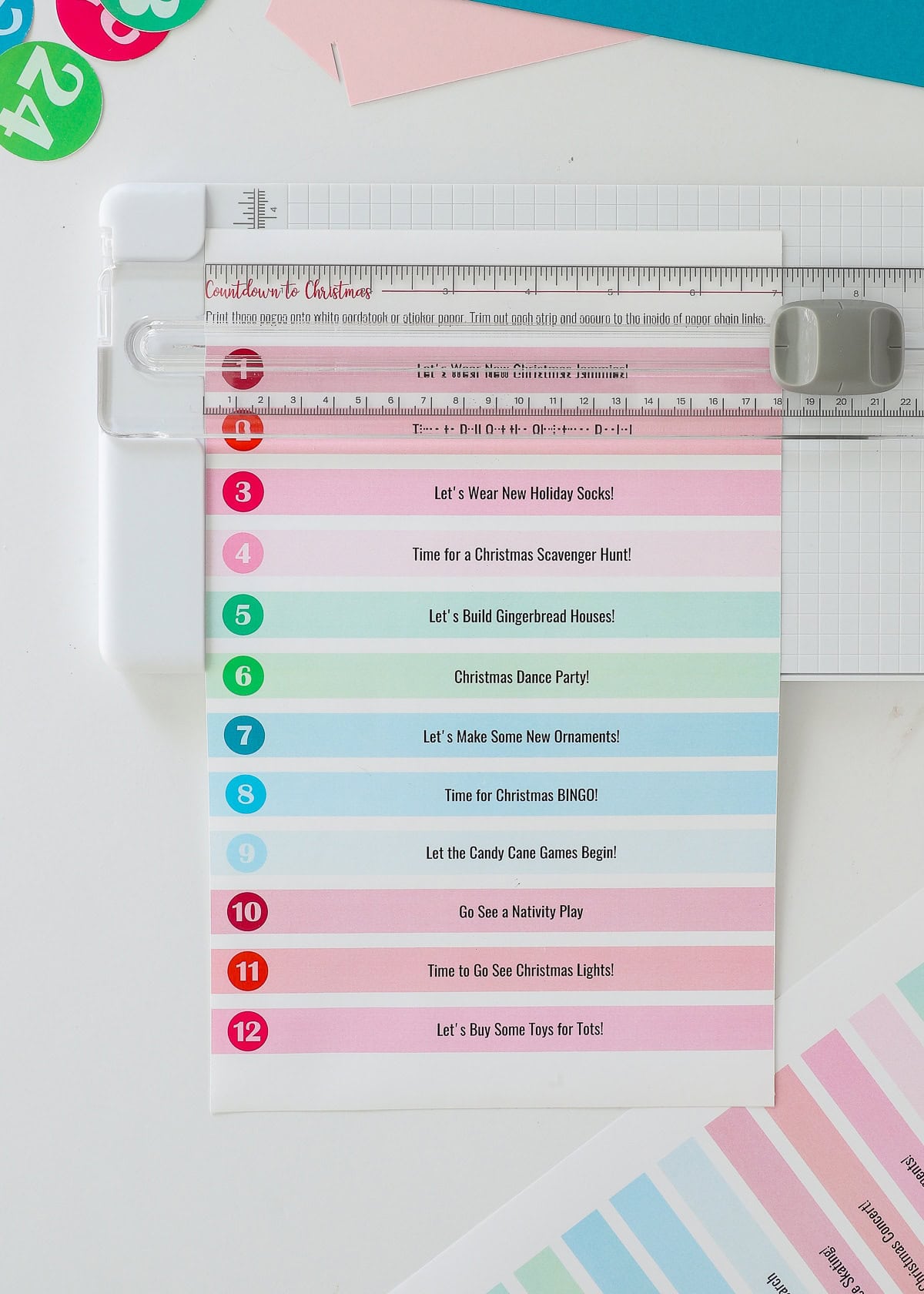 Easy DIY Christmas Countdown Chain (with SVGs + Templates!) - The Homes ...