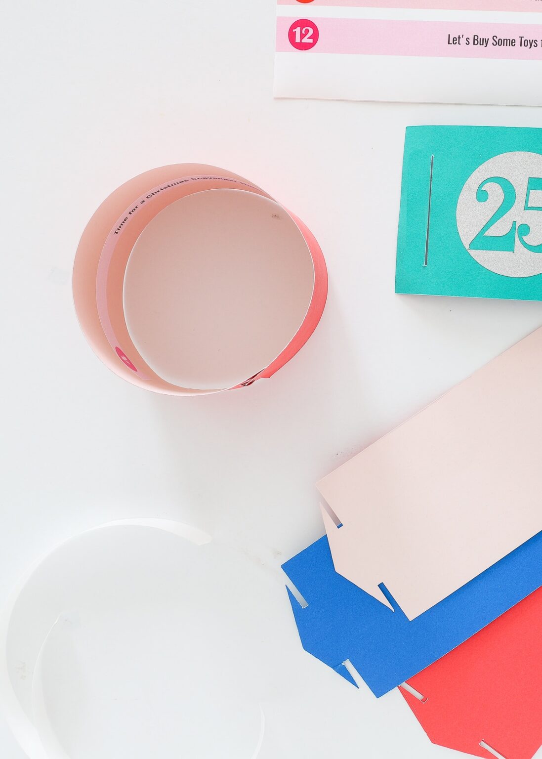 Easy DIY Christmas Countdown Chain (with SVGs + Templates!) - The Homes ...