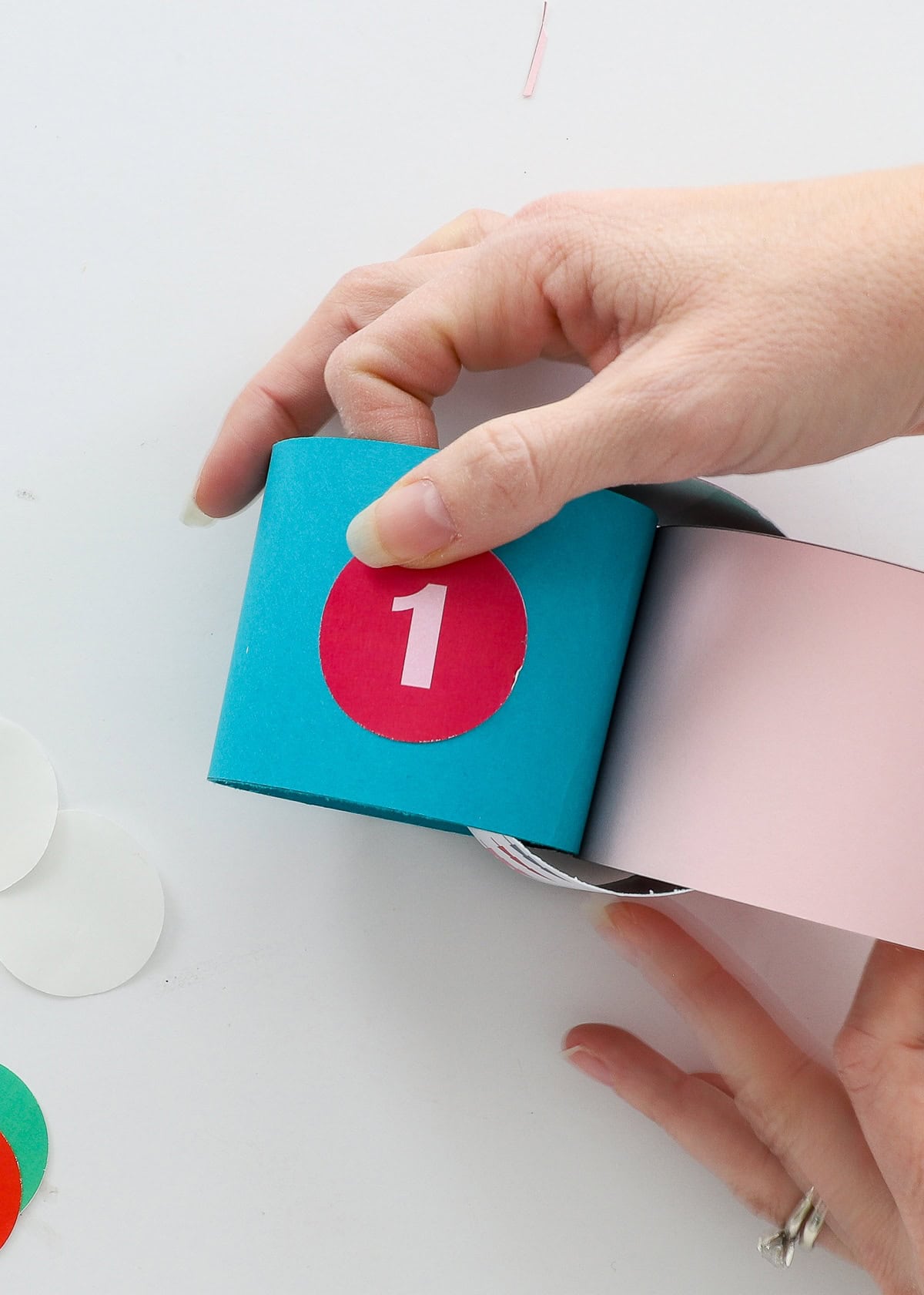 Easy DIY Christmas Countdown Chain (with SVGs + Templates!) - The Homes ...