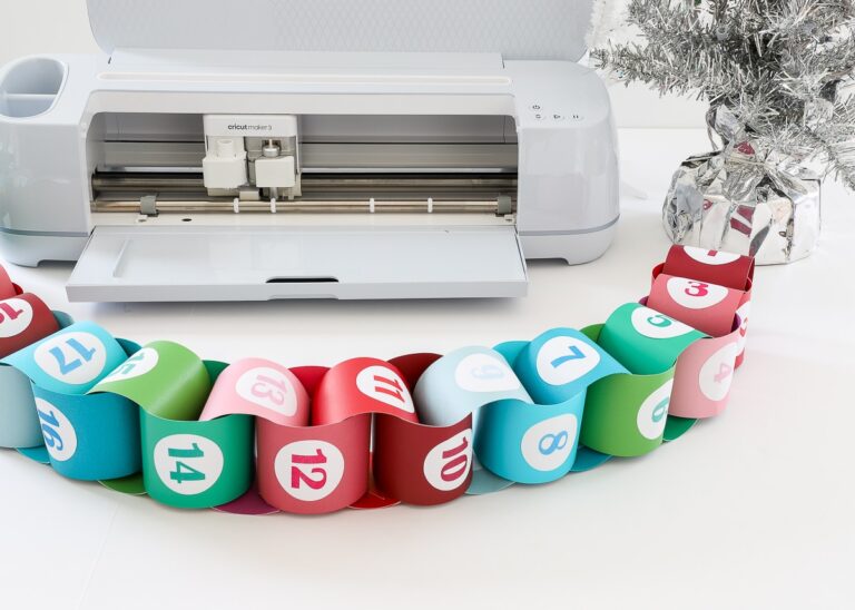 Easy DIY Christmas Countdown Chain (with SVGs + Templates!) - The Homes ...
