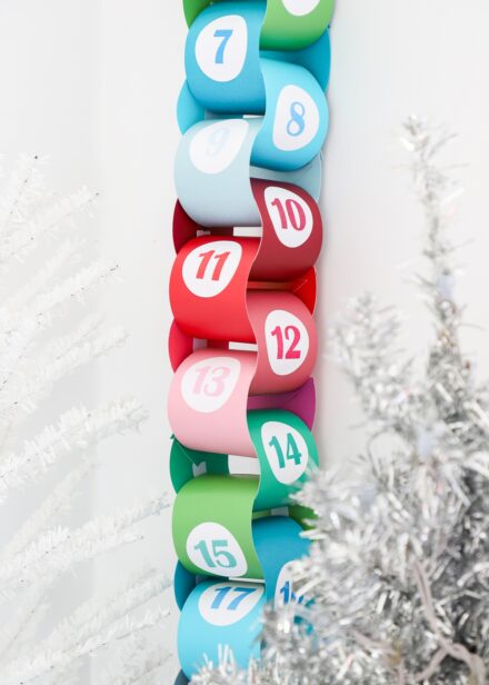 Easy DIY Christmas Countdown Chain (with SVGs + Templates!) - The Homes ...