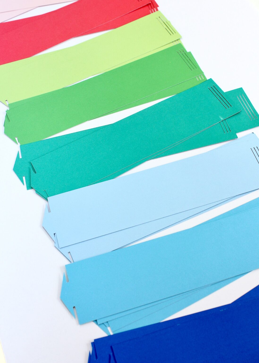 Easy DIY Christmas Countdown Chain (with SVGs + Templates!) - The Homes ...